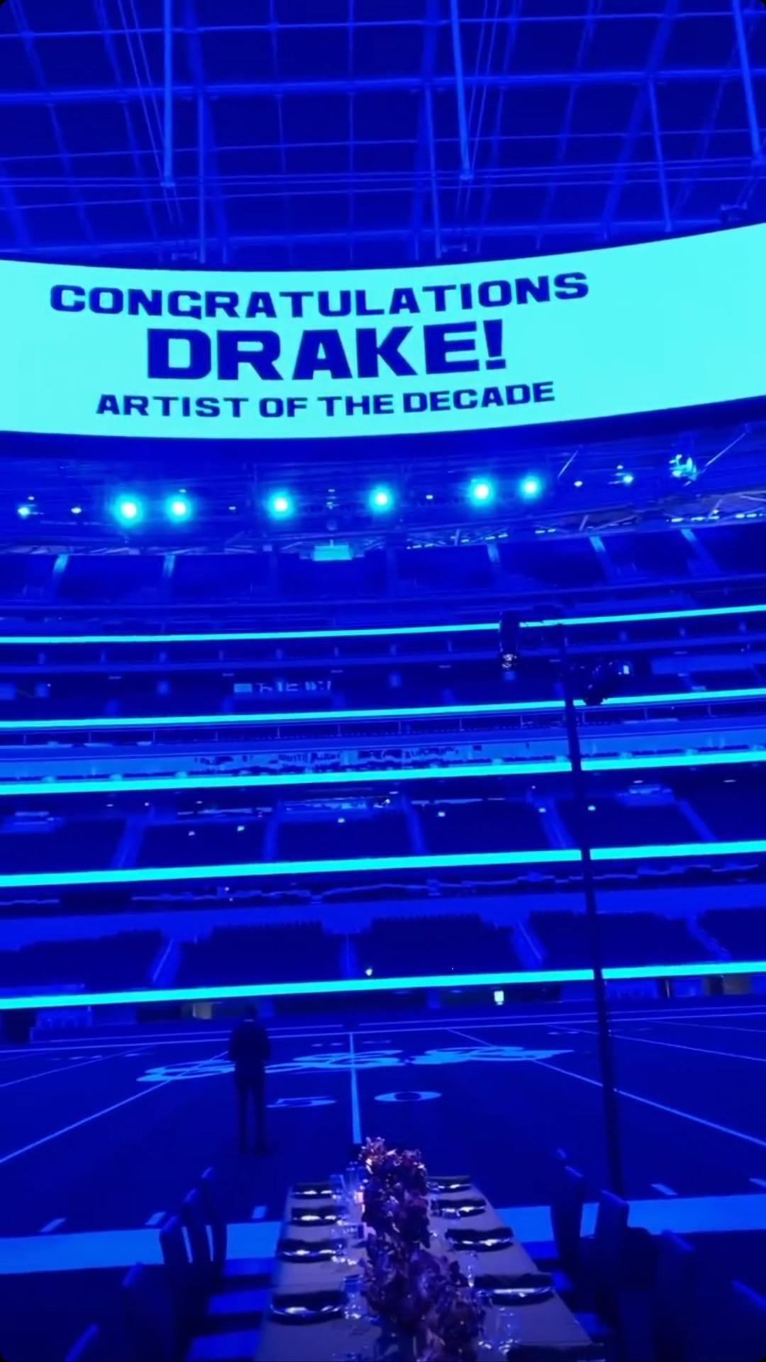 Drake affitta il SoFi Stadium per cena dopo i BMA | Outpump