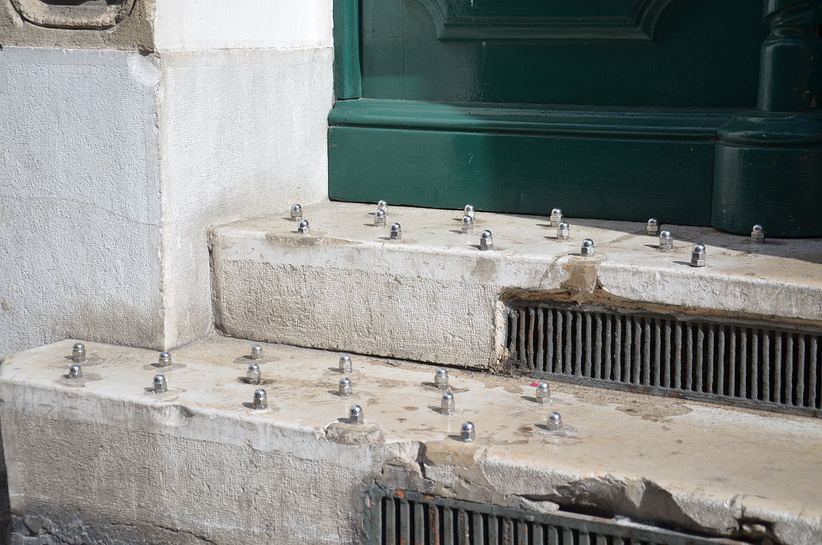 L'architettura ostile e il design dell'emarginazione – Outpump