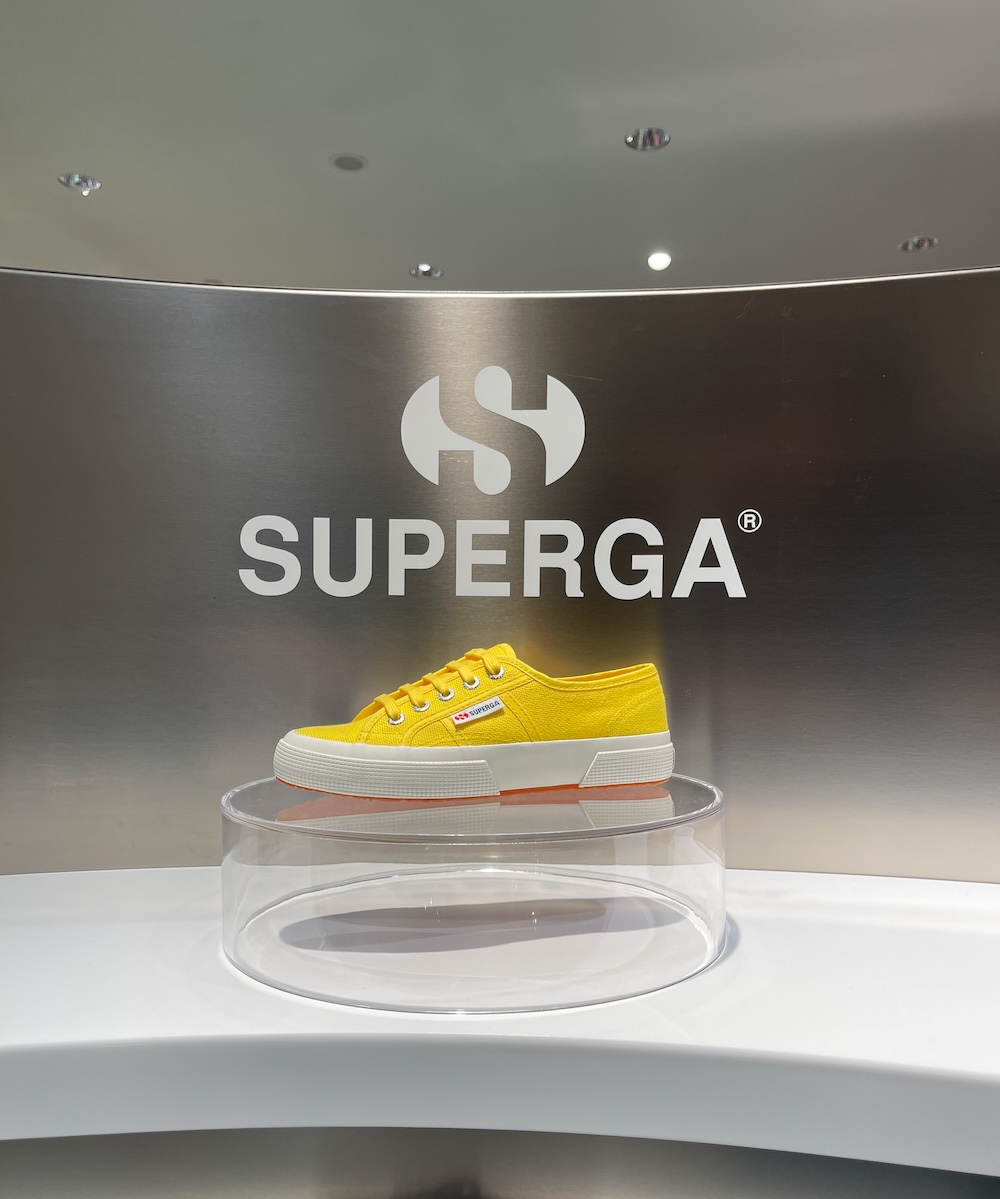 Nel pop-up store di Superga a Milano puoi personalizzare le 2750 | Outpump